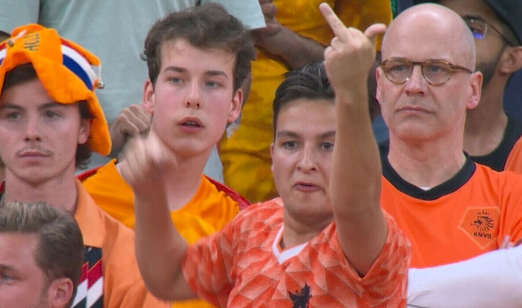 Oranje supporter met bekendste middelvinger ter wereld maakt excuses naar mama - InternetGekkies