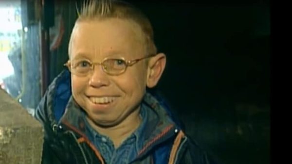 Terug naar toen: Bart de Graaff keilt een baksteen door de ruit ...